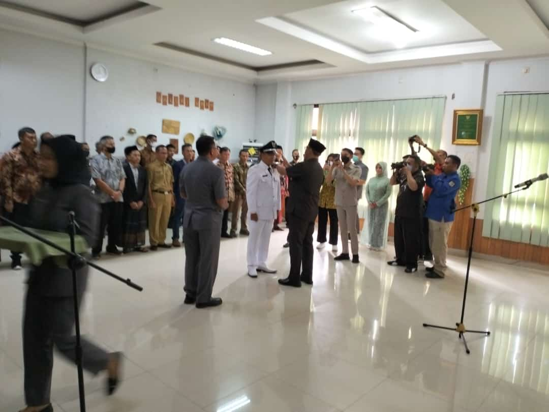 Plt Bupati Lantik Kades Dedi, Manfaatkan Teknologi Digital Desa Bagi ...